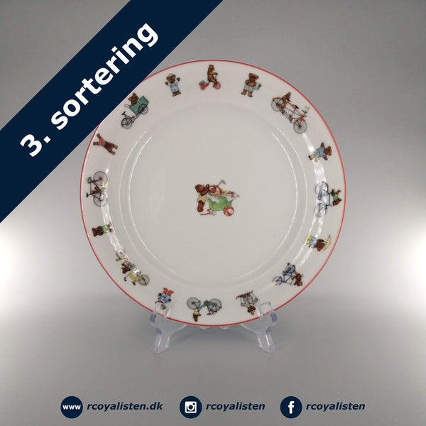 Royal Copenhagen Julius Plate (22 cm) - Red - #622 – RCoyalisten.dk